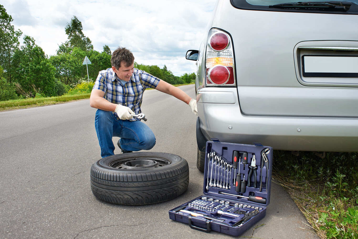 Guía Práctica: Cómo Cambiar un Neumático en la Carretera y Mantener la ...